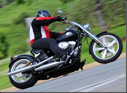 Motos & Rock: HARLEY DAVIDSON “ROCKER C” A CUSTOMIZADA DE FABRICA